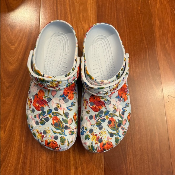 CROCS | Shoes | Crocs Vera Bradley Mineral Blue Sea Air Floral Classic ...
